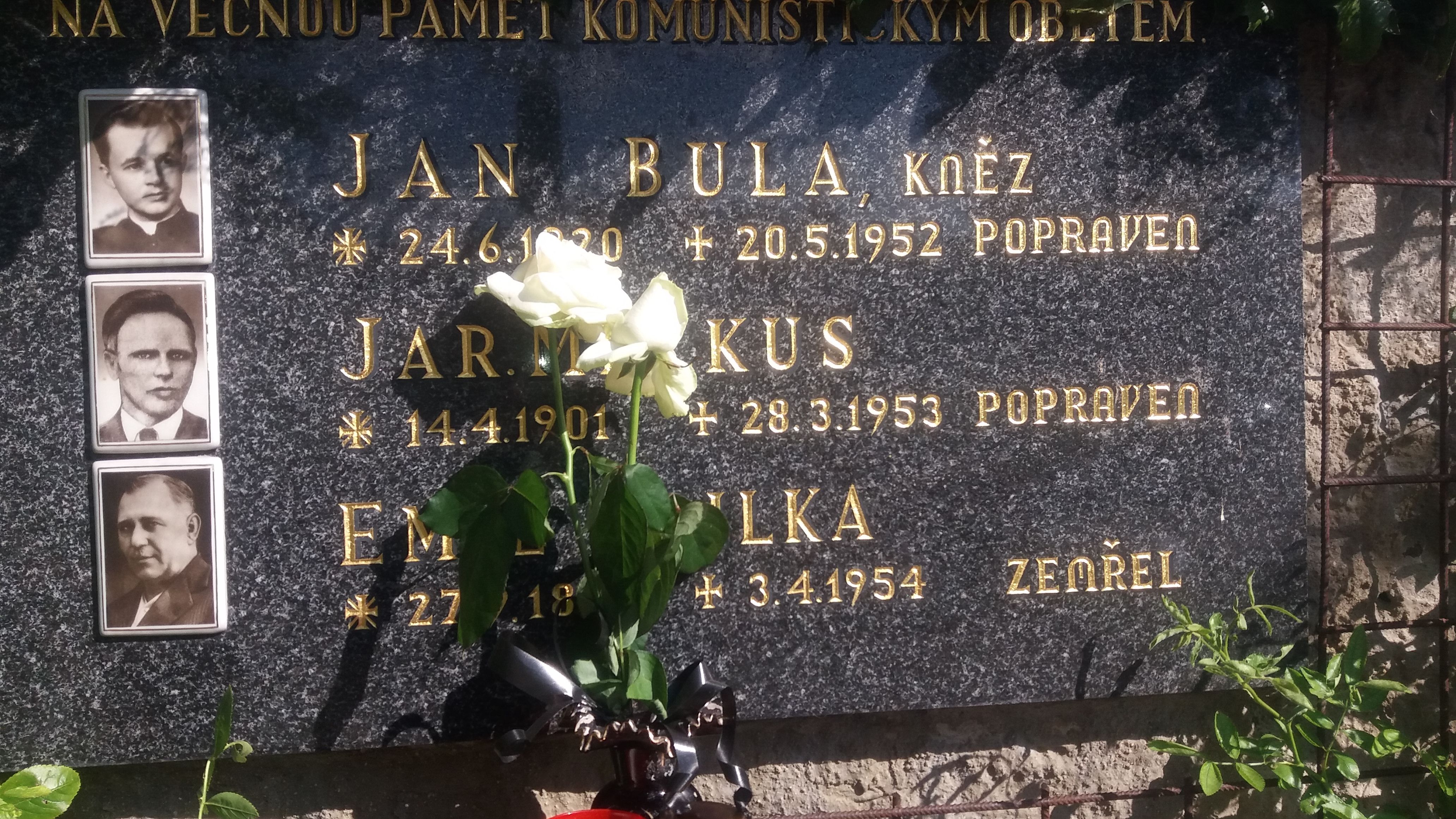 Při výslechu vyrazili estébáci knězi Bulovi všechny přední zuby ...