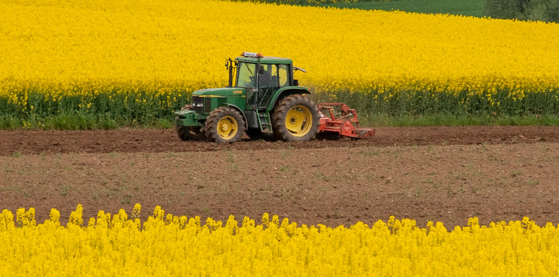 Agrofert dál hospodaří na pozemcích s neznámým vlastníkem. Platit má ...