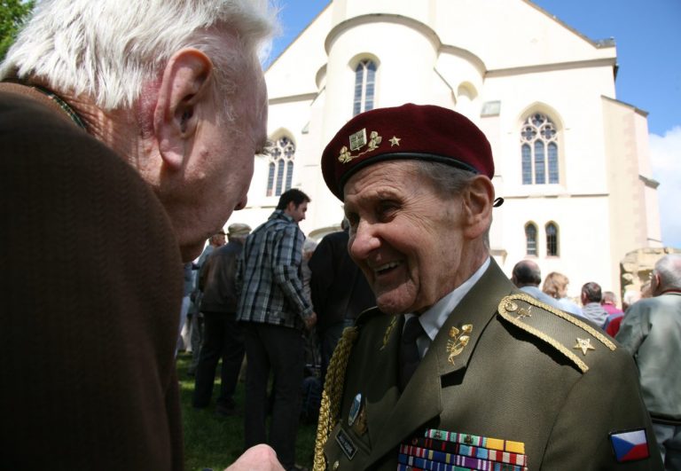 Na cele potkal svého mučitele. Odplatu pěstmi zarazil bývalý velitel ...