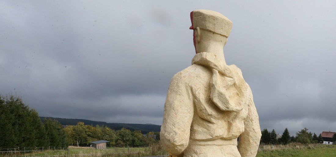 Jak se mají strážci komunistických hranic z Cínovce? Hlídají sochu ...